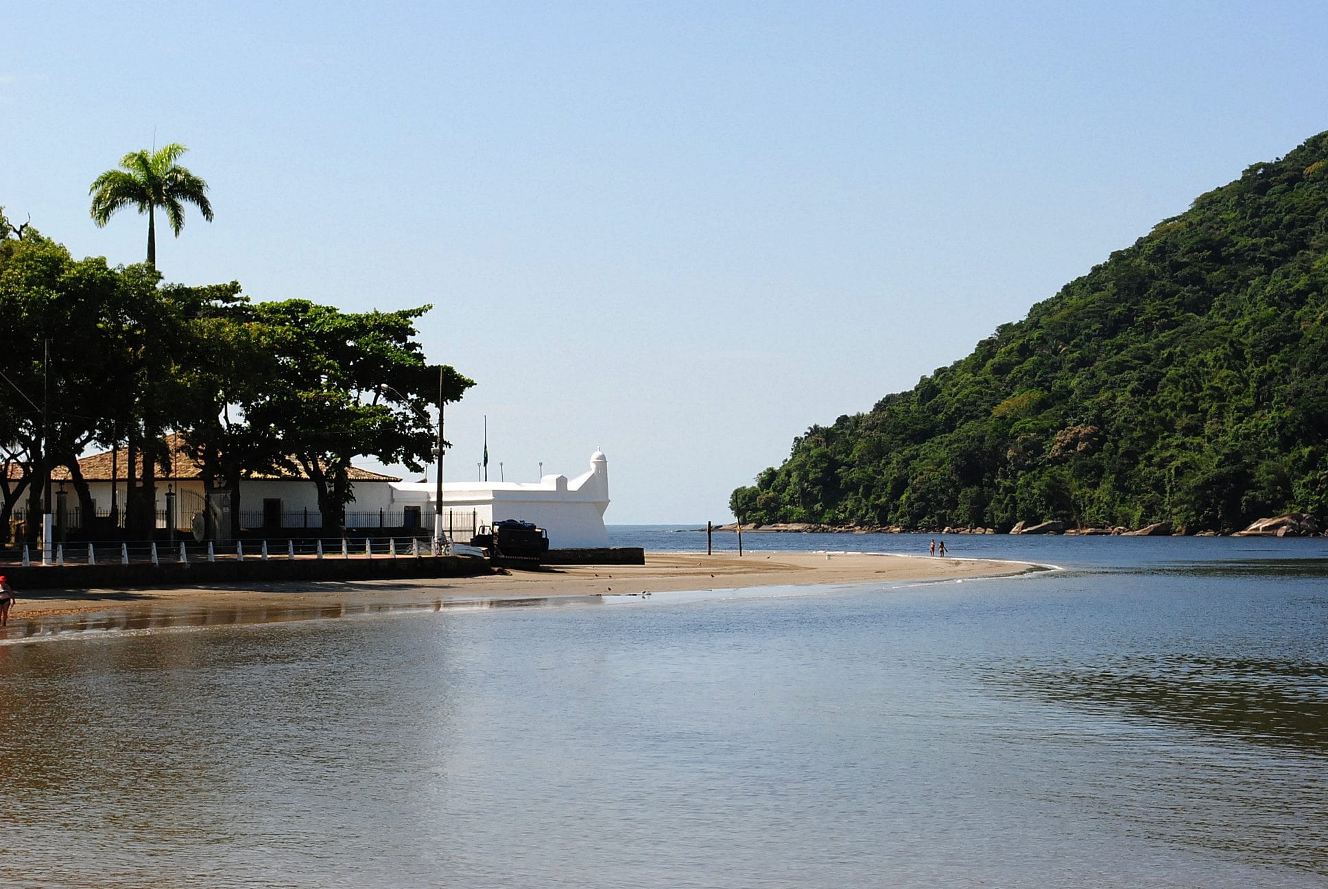 Cercado pela Mata Atlântica, Bertioga oferece 33 quilômetros de praia e ...